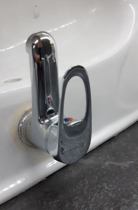 Prodajem umivaonik Inker Zoom s mješalicom i sifonom