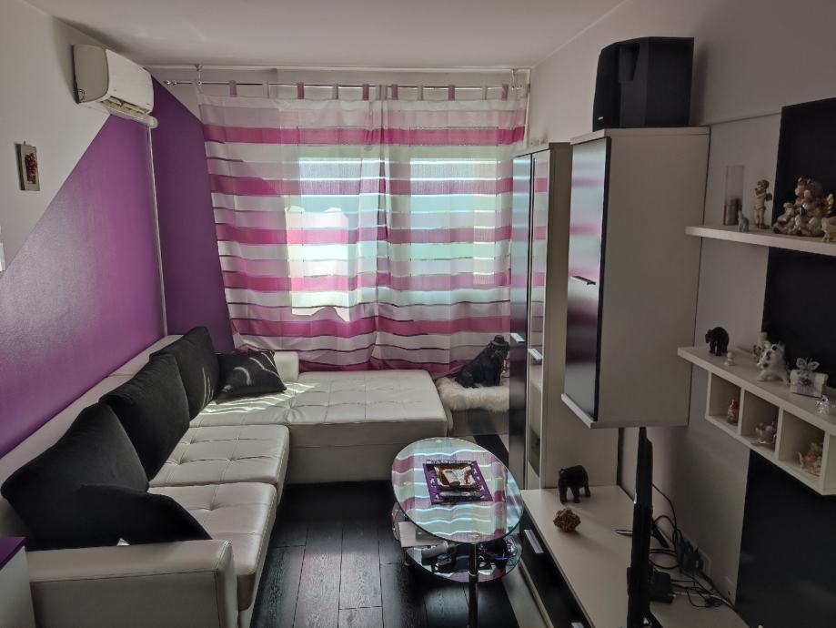 Dnevni boravak sa kutnom garniturom i ormarima