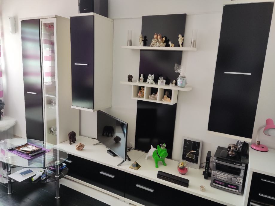 Dnevni boravak sa kutnom garniturom i ormarima