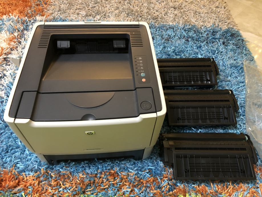 HP LaserJet P2015n printer + 4 tonera