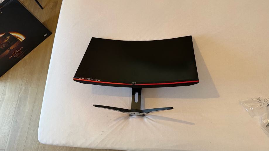 AOC G Line 2nd Gen 32” zakrivljeni gaming monitor – oštećen, za dijelo