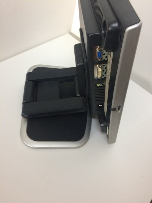 Hp L1530 15 monitor pogodan za kase i manje prostore