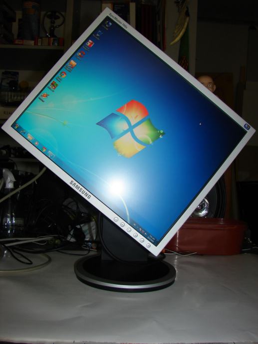 MONITOR SAMSUNG SYNCMASTER 740B PIVOT - IZUZETNO USČUVAN