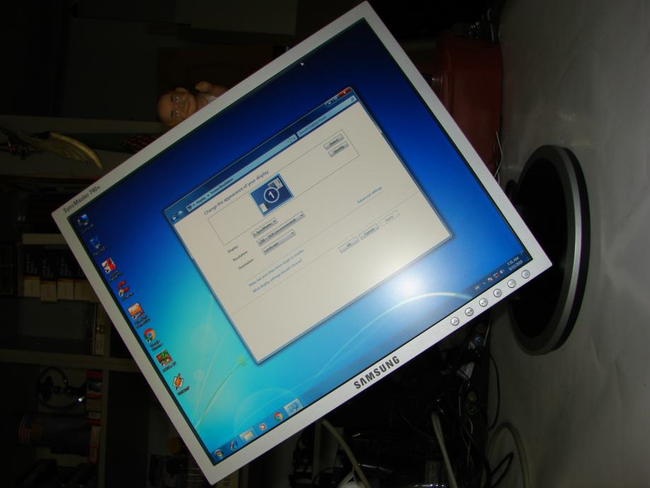MONITOR SAMSUNG SYNCMASTER 740N PIVOT - IZUZETNO USČUVAN