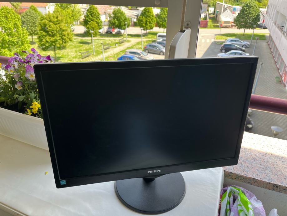 PRODAJEM 3 MONITORA I TIPKOVNICU