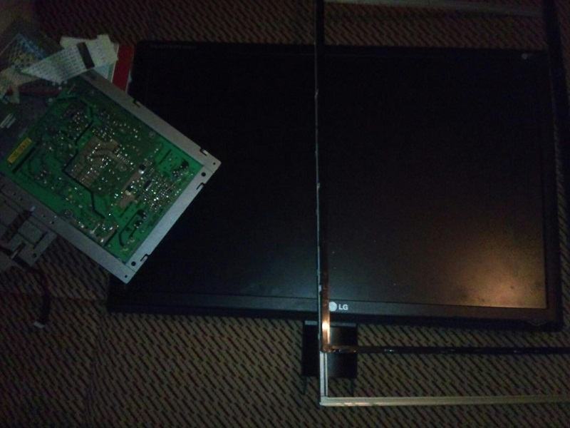 Prodajem poluispravan LG Flatron w2234s 22