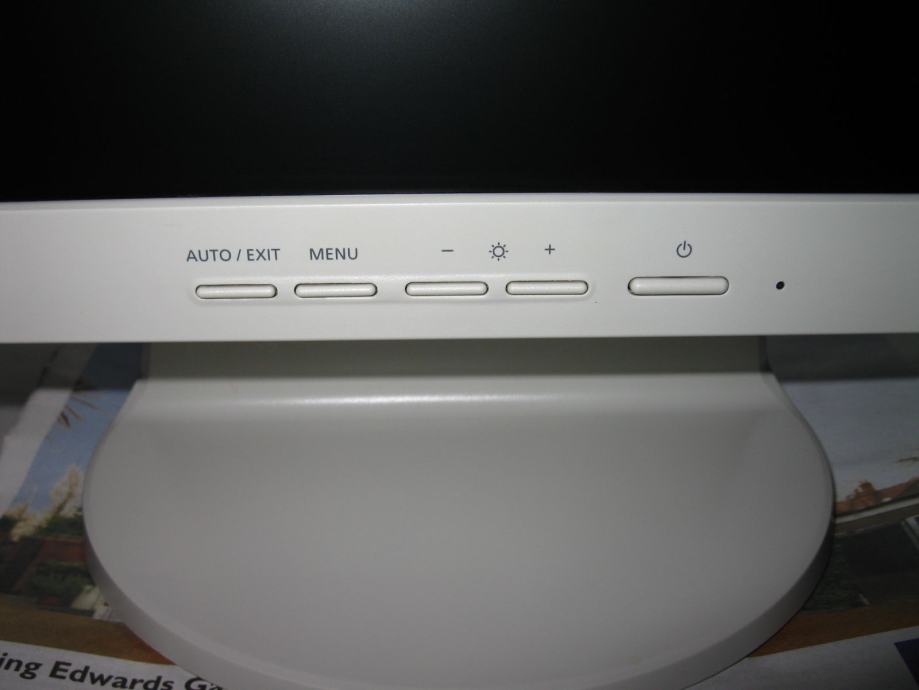 Samsung Samtron 72V LCD/TFT 17 Monitor, 1280 x 1024 at 75 Hz,