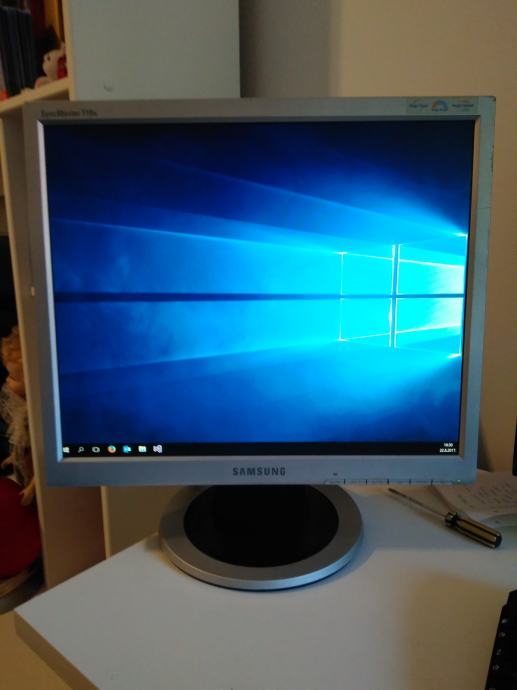 Samsung SyncMaster 710N, 17 (inča), VGA konektor, kablovi, ispravan