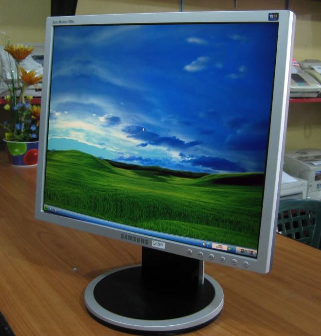 Samsung SyncMaster 740N 17 inch LCD Monitor (Split)