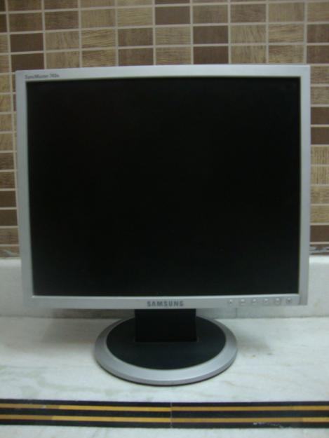 Samsung SyncMaster 740N 17 inch LCD Monitor (Split)