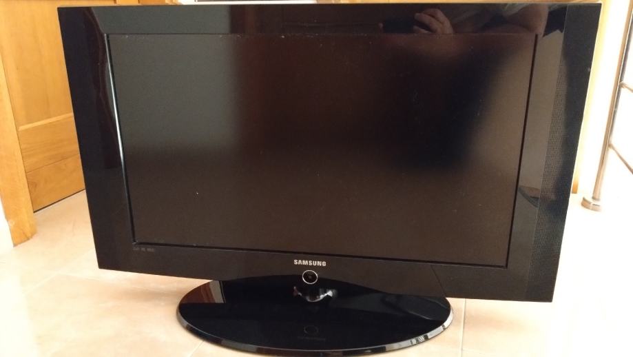 Samsung LCD TV 82cm