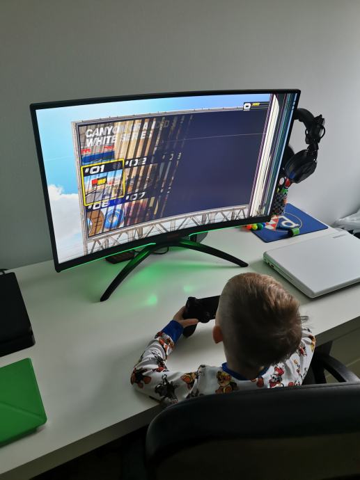 AOC AG322QCX Curved, Freesync Gaming Monitor -OŠTEĆEN