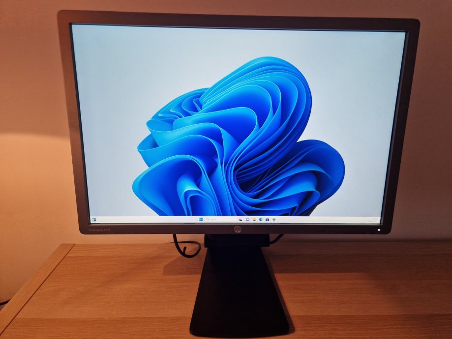HP monitor LED 24 EliteDisplay E241i (Pivot) - očuvan