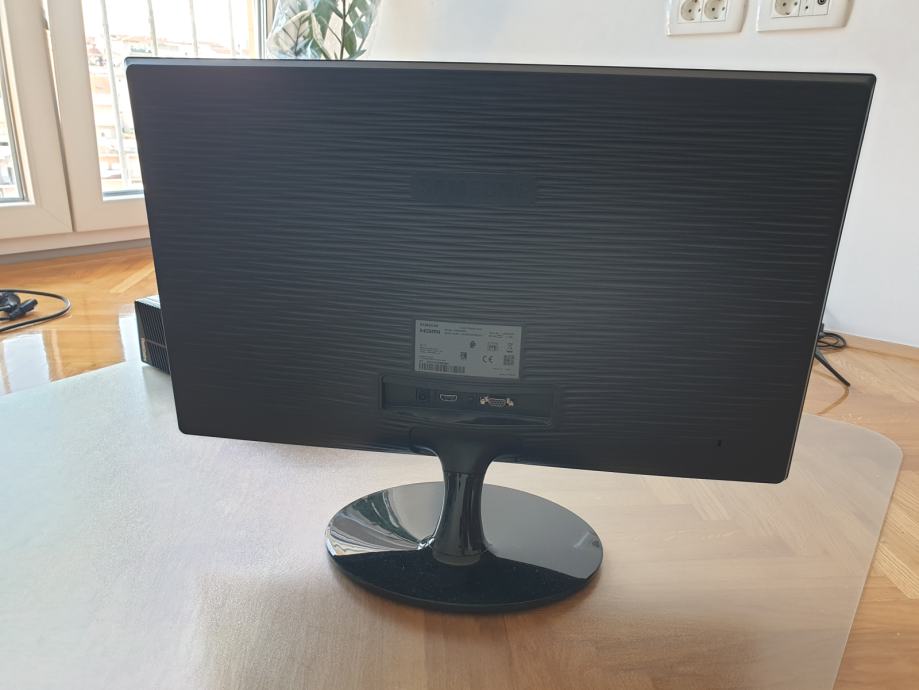 Samsung S24D330H **TOP KAO NOVI**