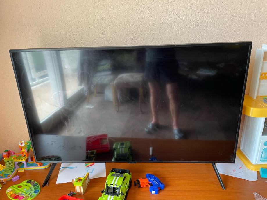 Samsung QE49Q60RAT razbijen ekran