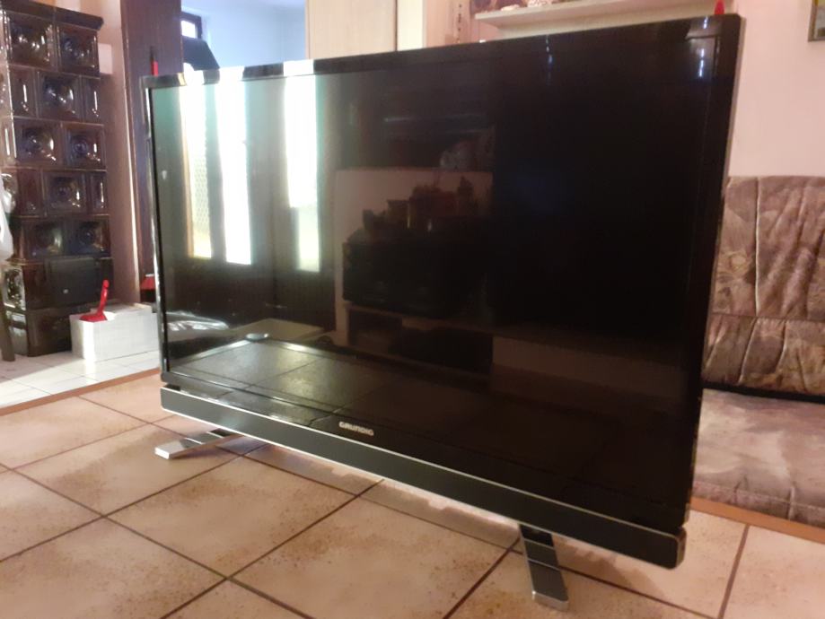 Smart LED TV Grundig 32 VLE 6620 BP / 32 - 81,3 cm (neispravan)