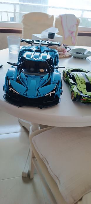 Cada Lego Technic Supercar auto V12 engine