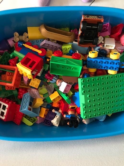 Kutija za igracke puna Lego duplo kocki