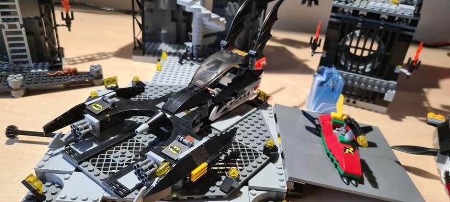 Lego Batman 7783 The Batcave: The Penguin and Mr. Freezes Invasion