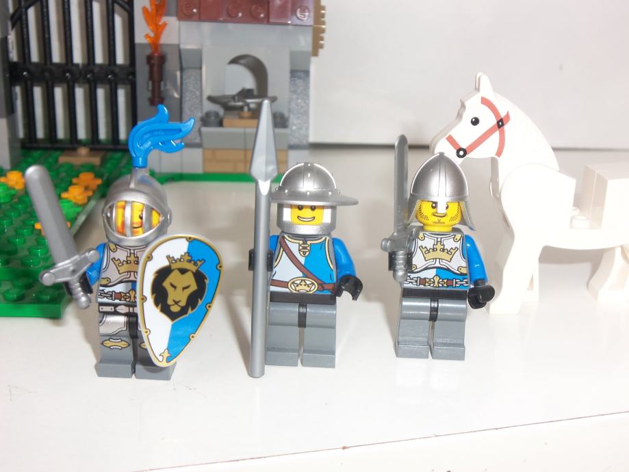 LEGO Castle 70402: The Gatehouse Raid