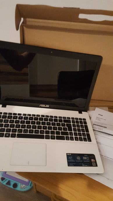 Asus laptop X552LAV-SX961D bijeli, kao nov