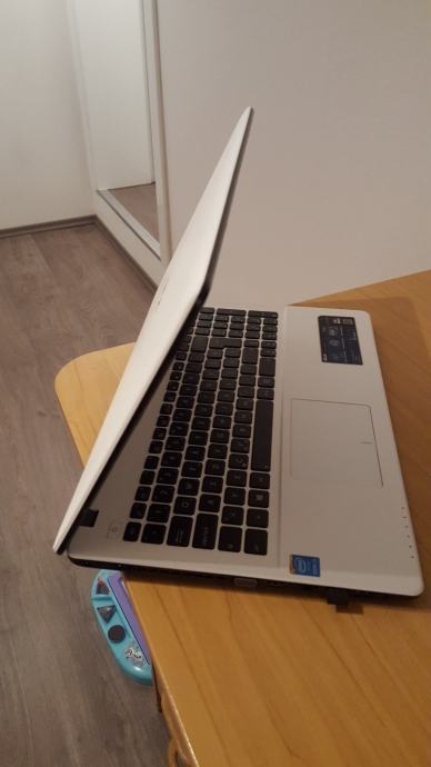 Asus laptop X552LAV-SX961D bijeli, kao nov