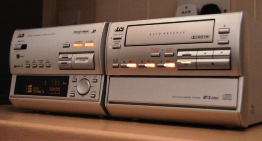 LINIJA JVC-EX-TD5 SA DALJINSKIM I ZVUČNICIMA + POKLON CD/DVD PLAYER