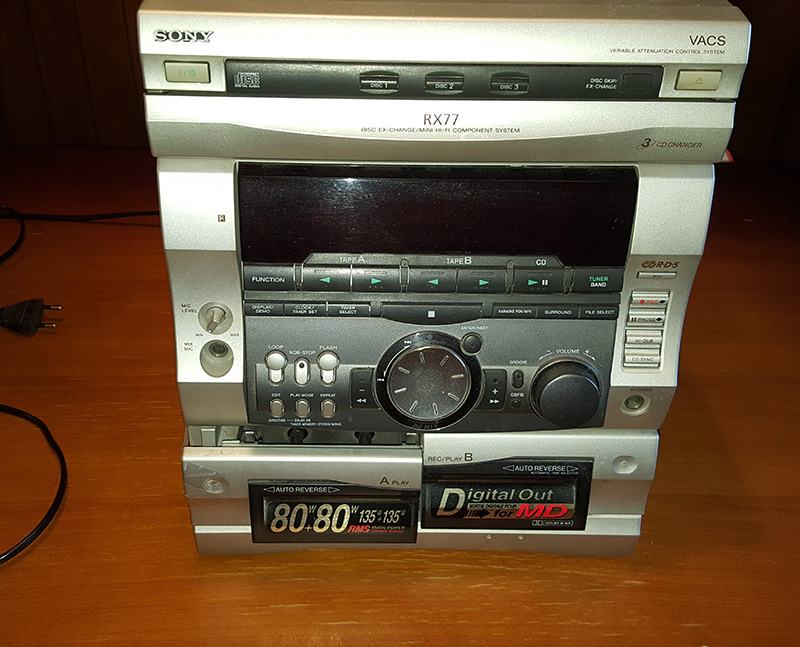 Linija Sony RX77 (neispravno) s pripadajućim zvučnicima (rade)