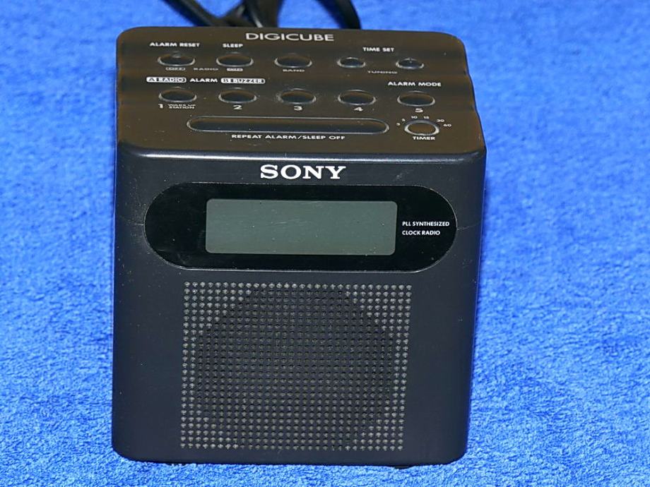 Radio i budilica Sony DIGICUBE ICF-C103