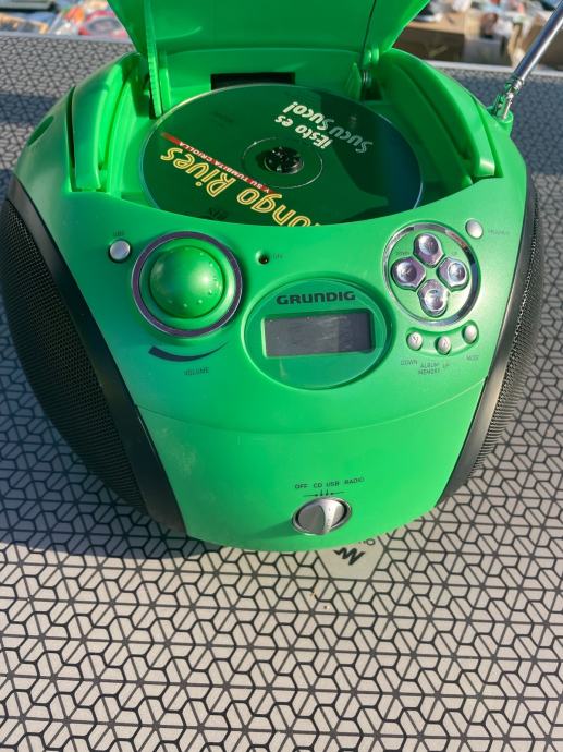 Radio cd usb grundig ispravno sve sacuvan