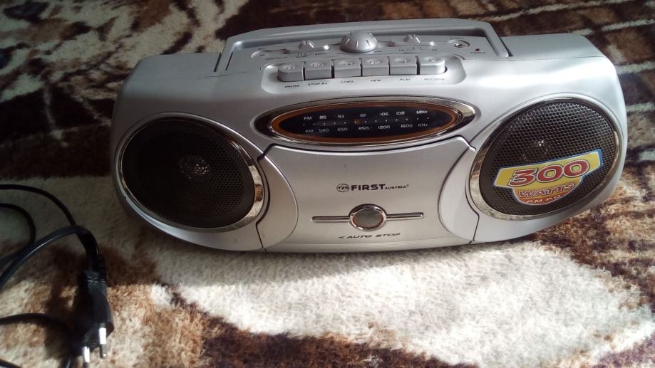 Radio kasetofon First