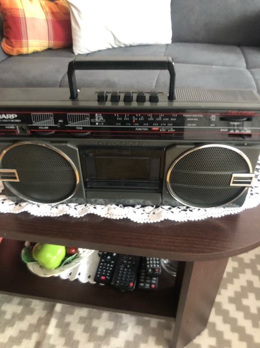 Radio kazic sharp iz 1985 g.sve ispravno retro sacuvan