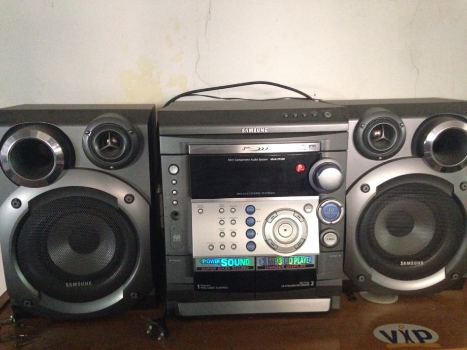 Samsung linija i dva zvučnika