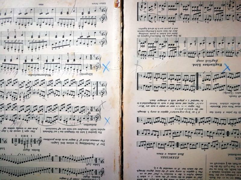 Mapa s nekoliko uvezanih partitura ( note, klavir, vježbe, etide... )