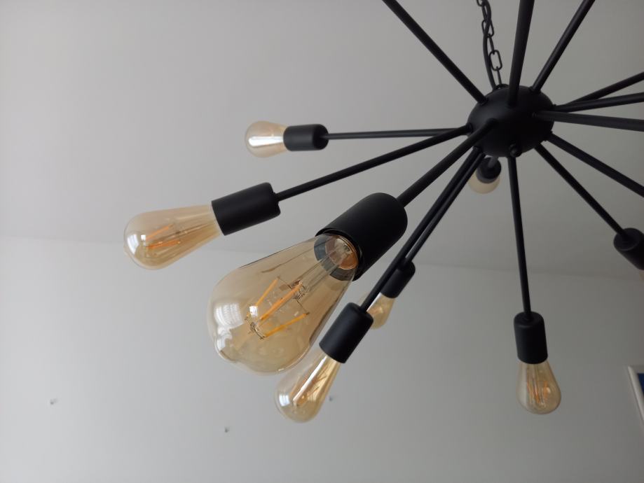 Novi moderni luster i pripadne LED žarulje