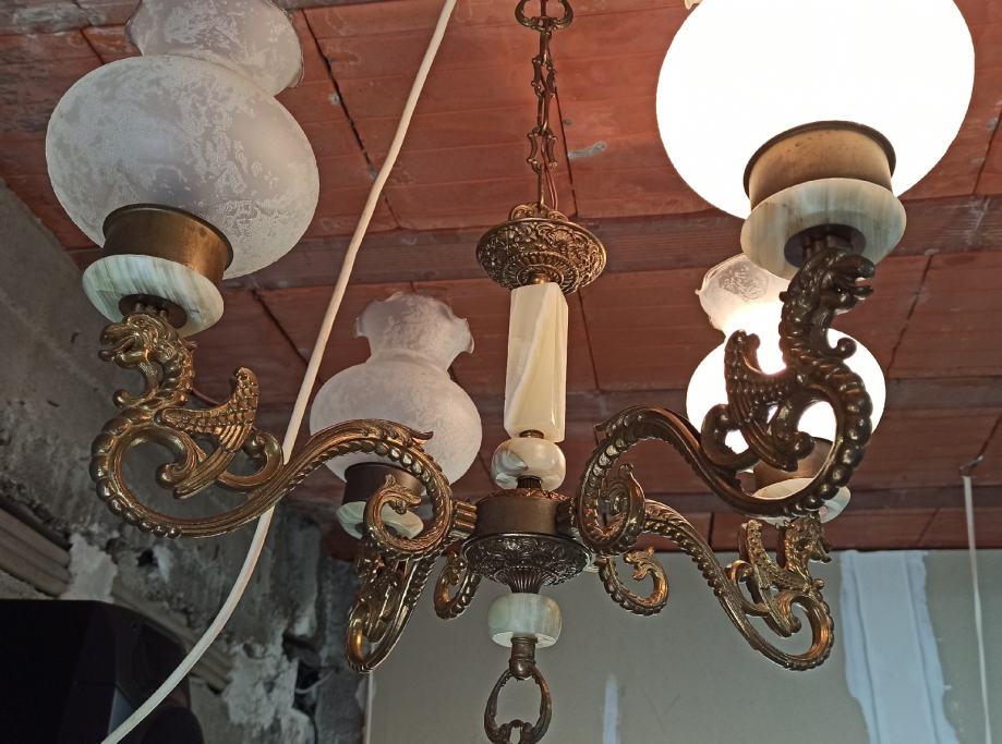 Starinski masivni luster