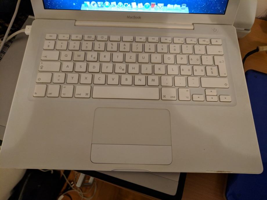 MacBook White 13,Late 2008,dual core,2gb,160HDD 595kn