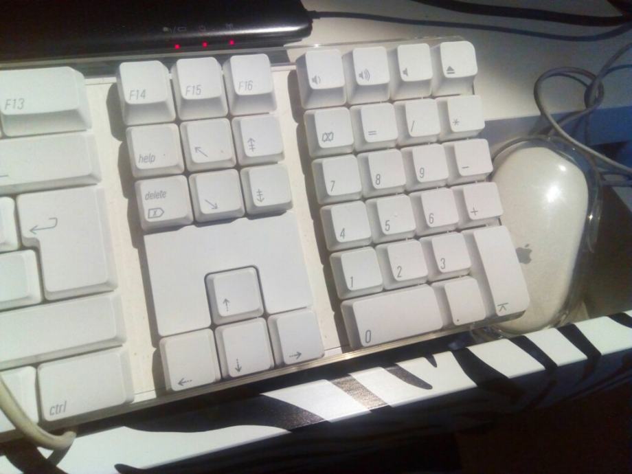 Apple tipkovnica i miš originalno Hrvatske tipke. Skoro novo. USB