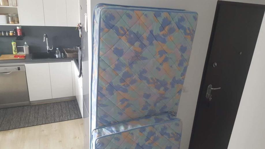Hitno! POKLANJAM 2 madraca 200x90 u vrlo dobrom stanju