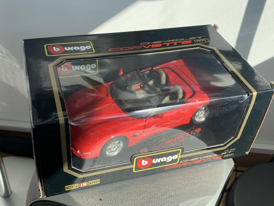 Chevrolet Corvette C5 Convertible iz 1998. Burago 1:18 Italy autic
