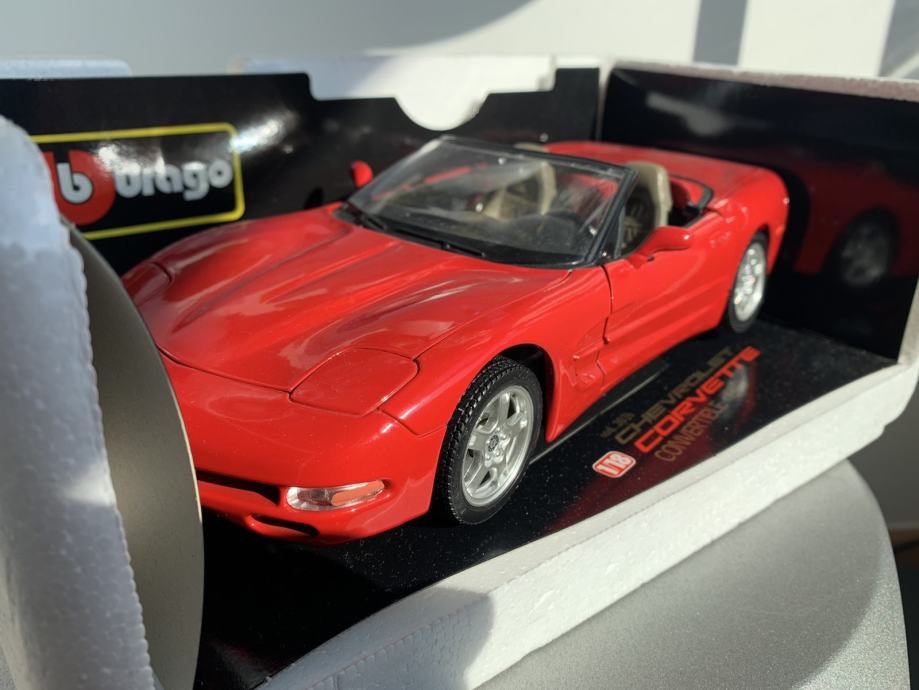 Chevrolet Corvette C5 Convertible iz 1998. Burago 1:18 Italy autic