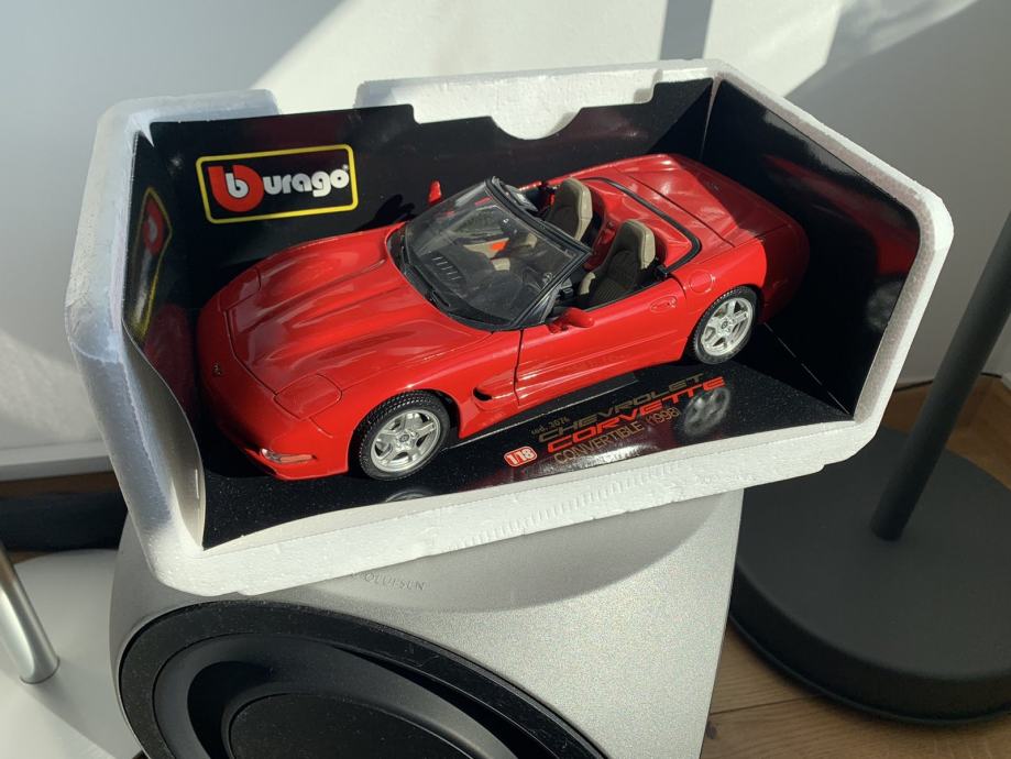 Chevrolet Corvette C5 Convertible iz 1998. Burago 1:18 Italy autic