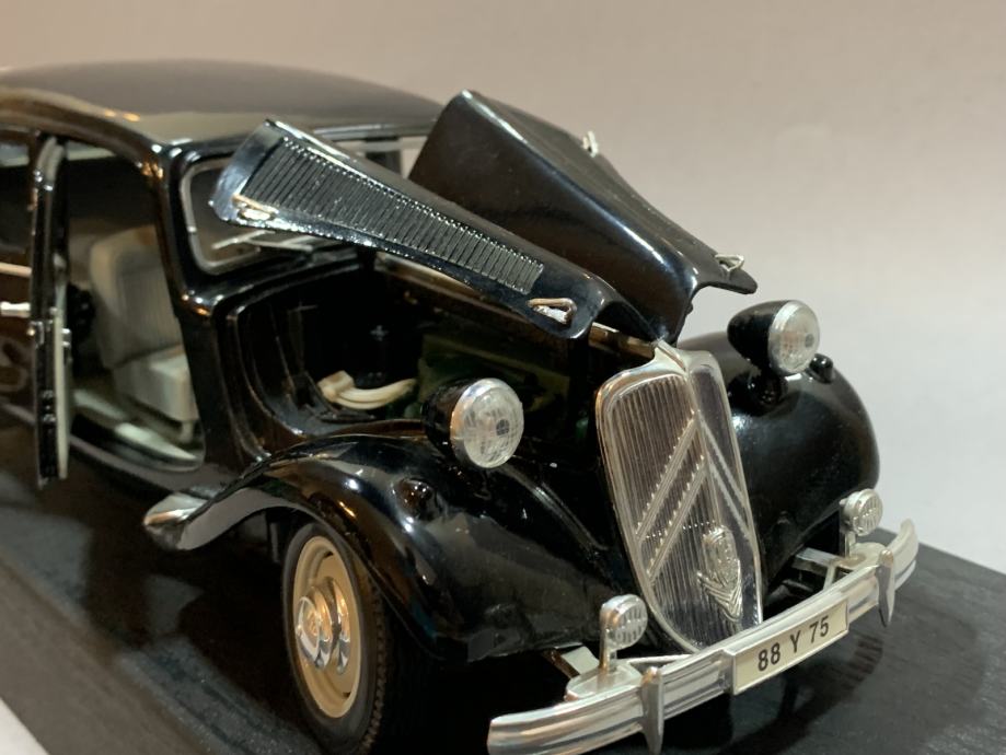 CITROEN 15CV 6 Cyl. iz 1952. Maisto 1:18 Vintage model maketa diecast