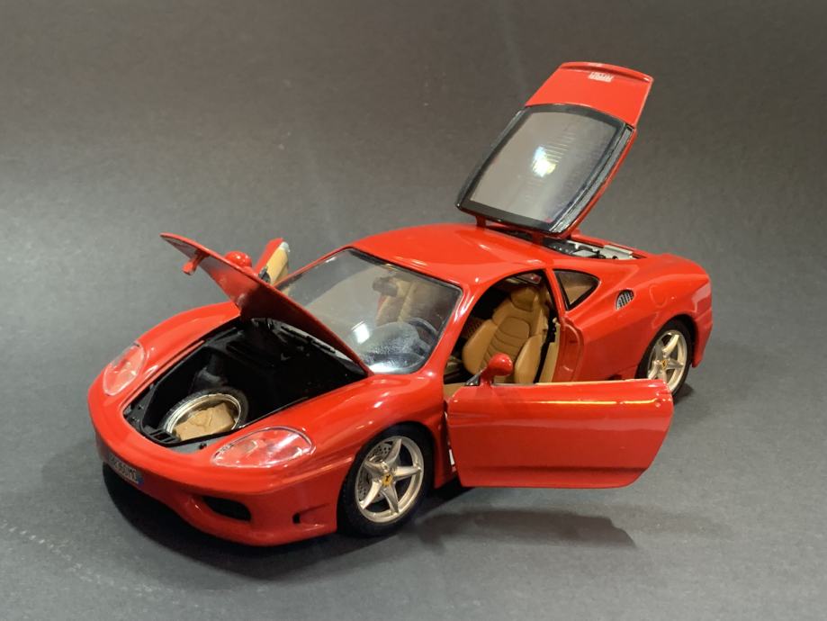 Ferrari 360 Modena iz 1999. Burago 1:18 Italy autic diecast model