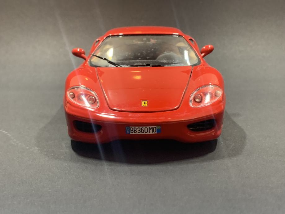 Ferrari 360 Modena iz 1999. Burago 1:18 Italy autic diecast model