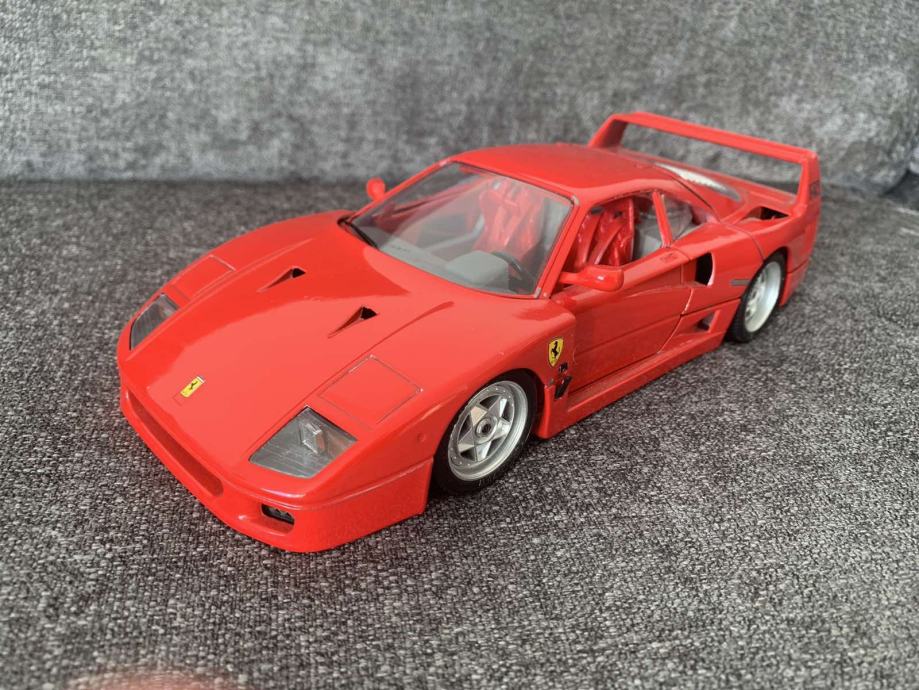 Ferrari F40 iz 1987. Burago 1:18 Italy autic diecast model maketa