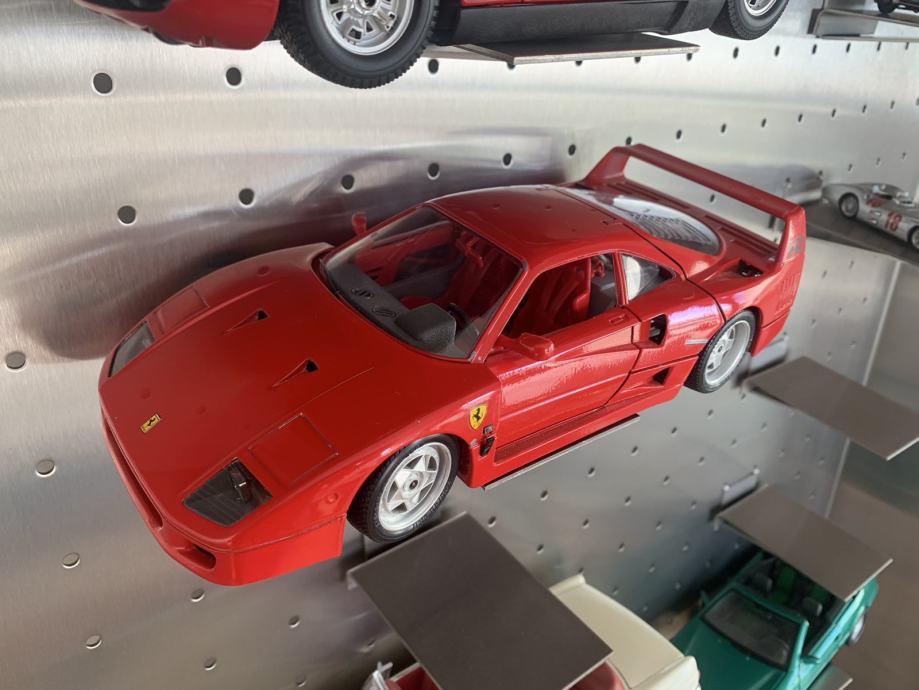 Ferrari F40 iz 1987. Burago 1:18 Italy autic diecast model maketa