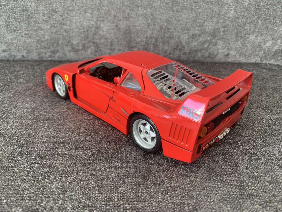 Ferrari F40 iz 1987. Burago 1:18 Italy autic diecast model maketa