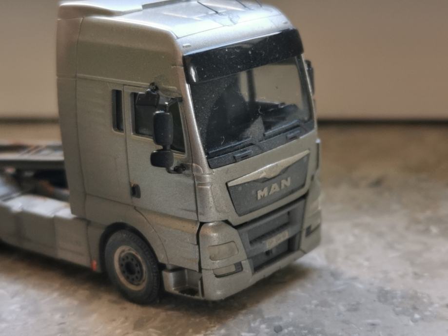 MAN TGX, sa 20 ft Container, doradjen, prljav, zastarjel, 1:87
