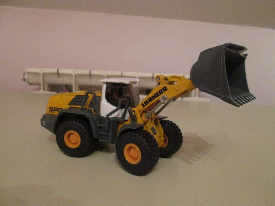 Prodajem SIKU SUPER 3933 model u mjerilu 1:50